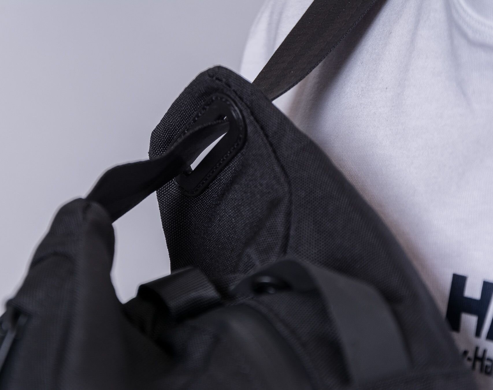 Ledvinka Helly Hansen Covert Sling 990 STD Black - Snapbacks