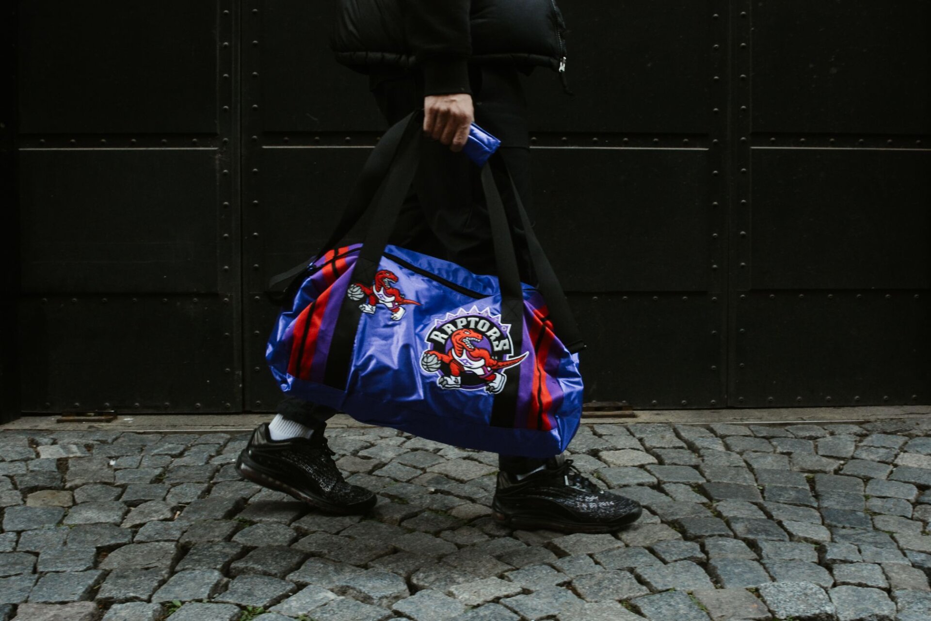 Taška Mitchell & Ness Toronto Raptors Satin Duffel Bag Purple - Snapbacks