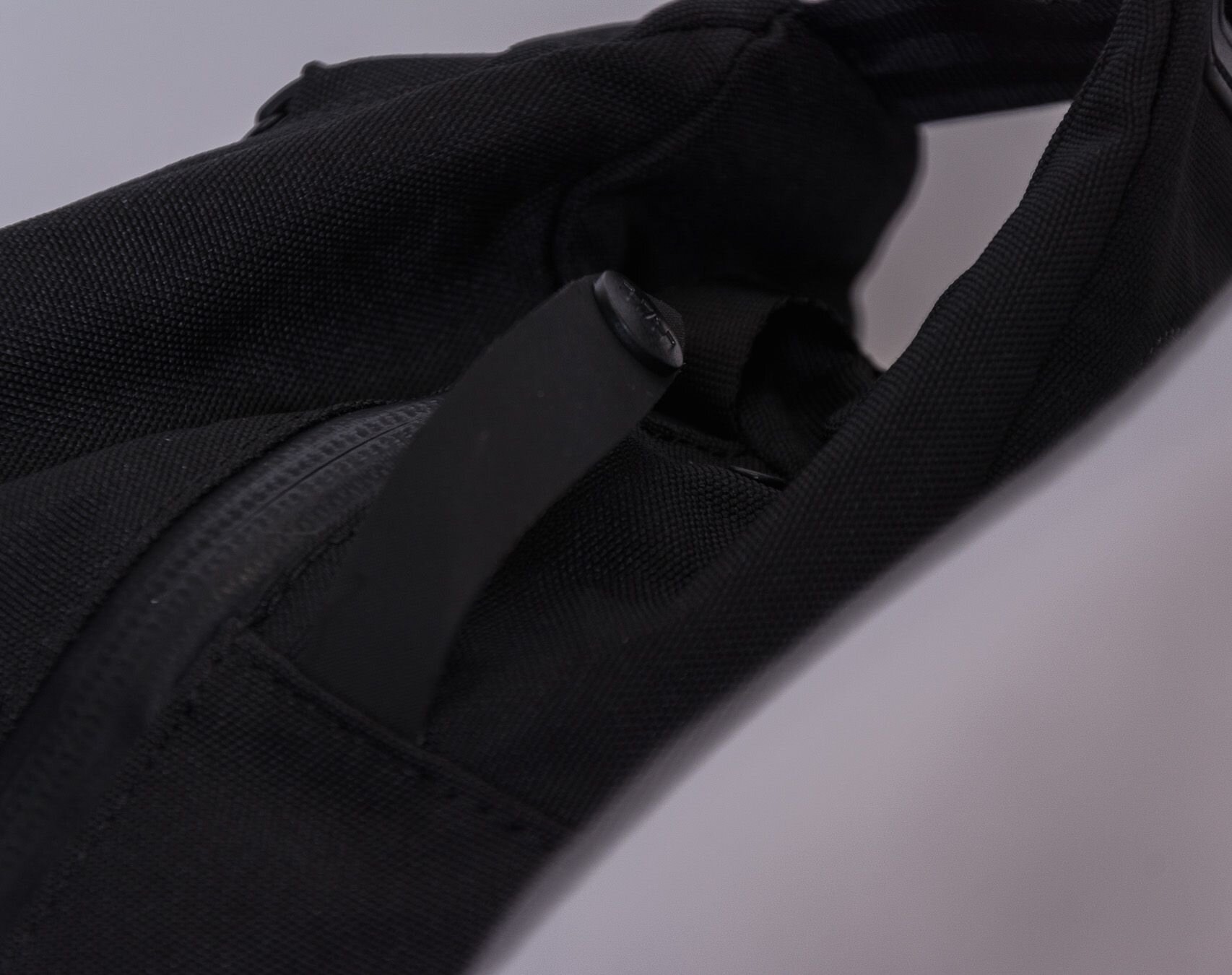 Ledvinka Helly Hansen Covert Sling 990 STD Black - Snapbacks