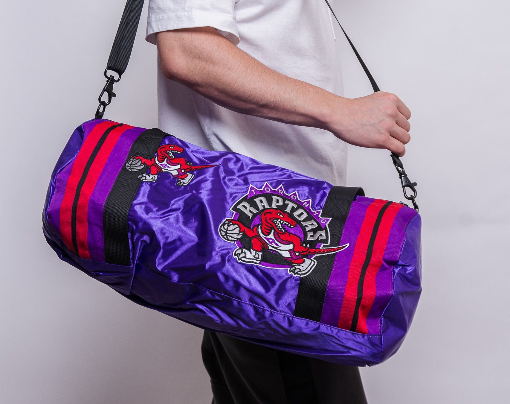 Taška Mitchell & Ness Toronto Raptors Satin Duffel Bag Purple - Snapbacks