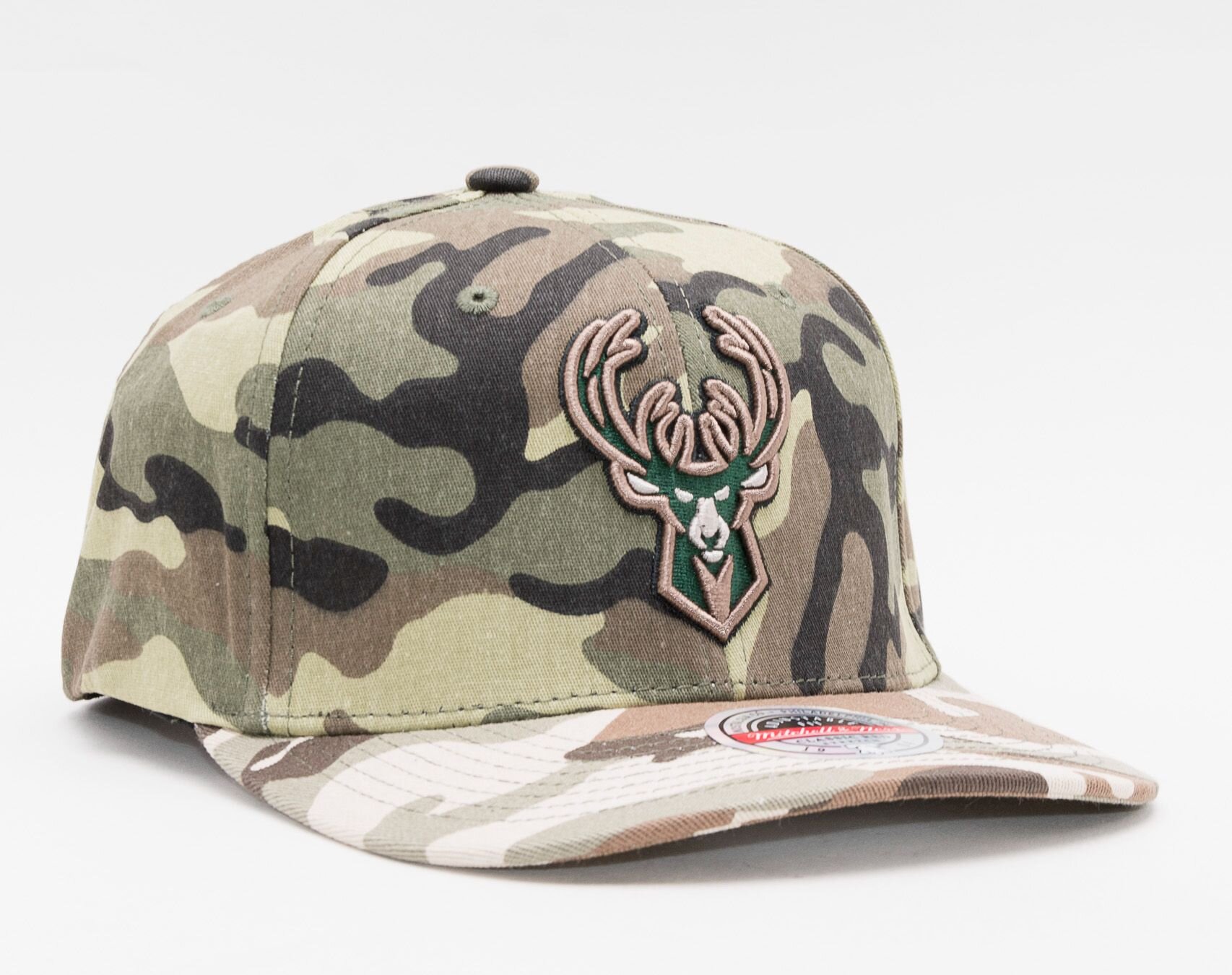 Kšiltovka Mitchell & Ness Milwaukee Bucks Woodland Desert Stretch ...