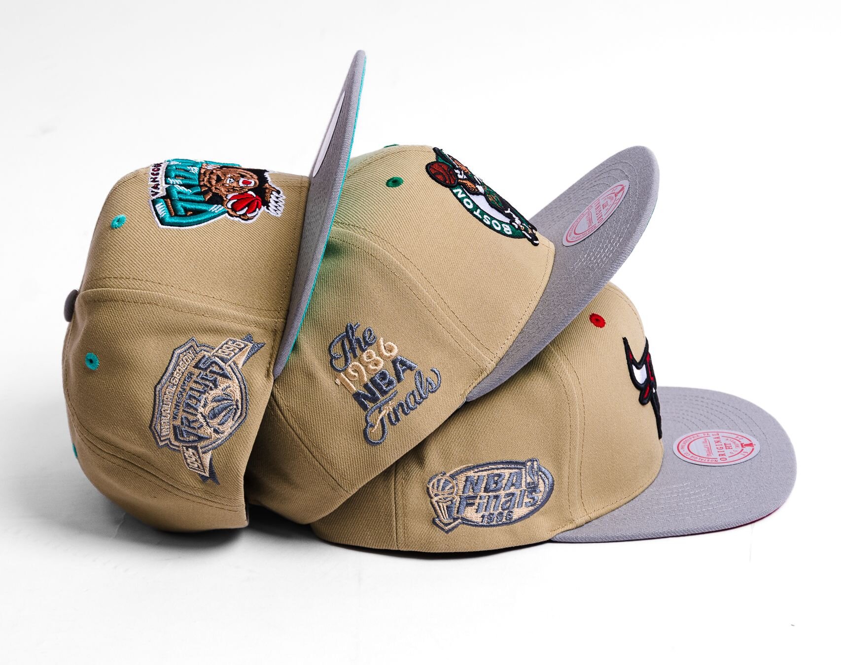 Kšiltovka Mitchell & Ness CLASSIC CANVAS SNAPBACK Boston Celtics Tan ...