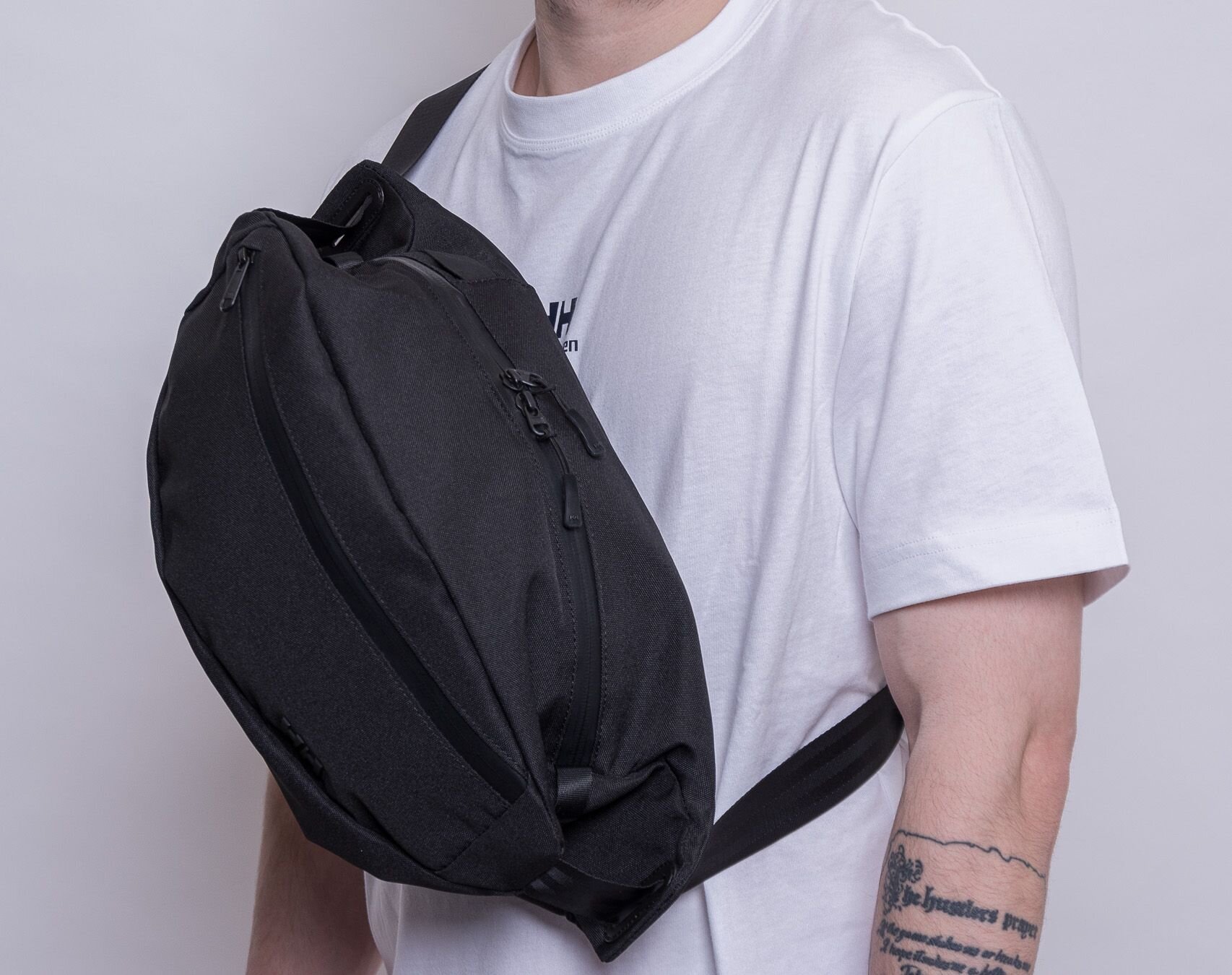 Ledvinka Helly Hansen Covert Sling 990 STD Black - Snapbacks